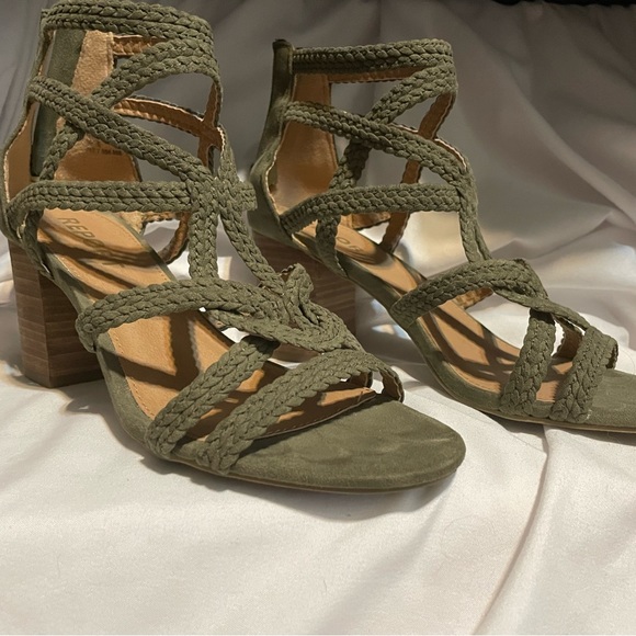 Report | Shoes | Report Brand Zip Up Sandals In Olive Green Size 9m 3 ...